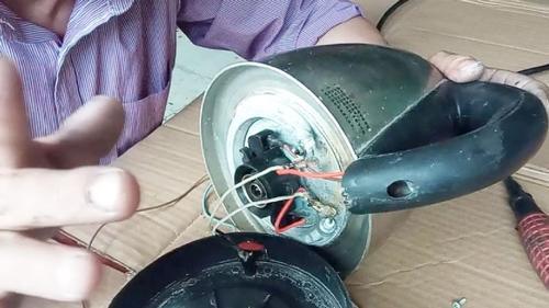 不需要万用表?看师傅用什么另类的方法修理热水壶的?