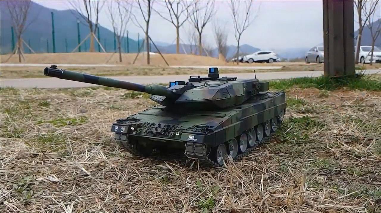 RC模型:仿真坦克在陆地行驶中,这霸气的车身,真逼真