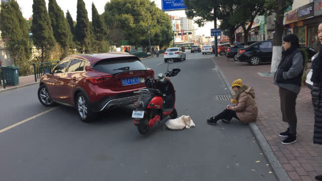 车等红灯时被电动车追尾,电动车车主伤亡,汽车车主要担责吗