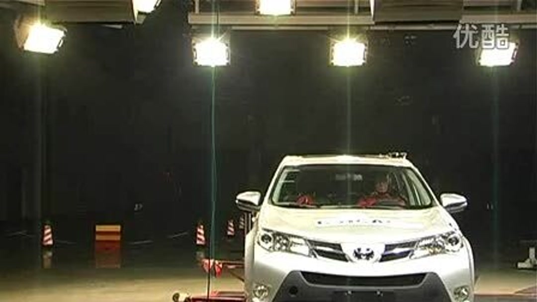 一汽丰田RAV4碰撞测试视频——侧碰