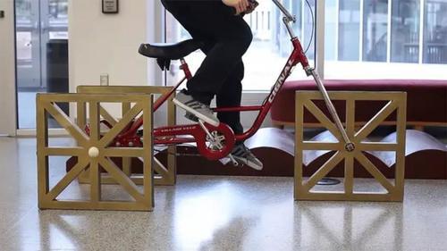 仙葩的方轮车,轮子竟然是正方形,这还能平常骑行吗?