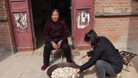 大蒜在吃之前为啥要泡在水里?有啥讲究?看看70岁农村老奶奶咋说