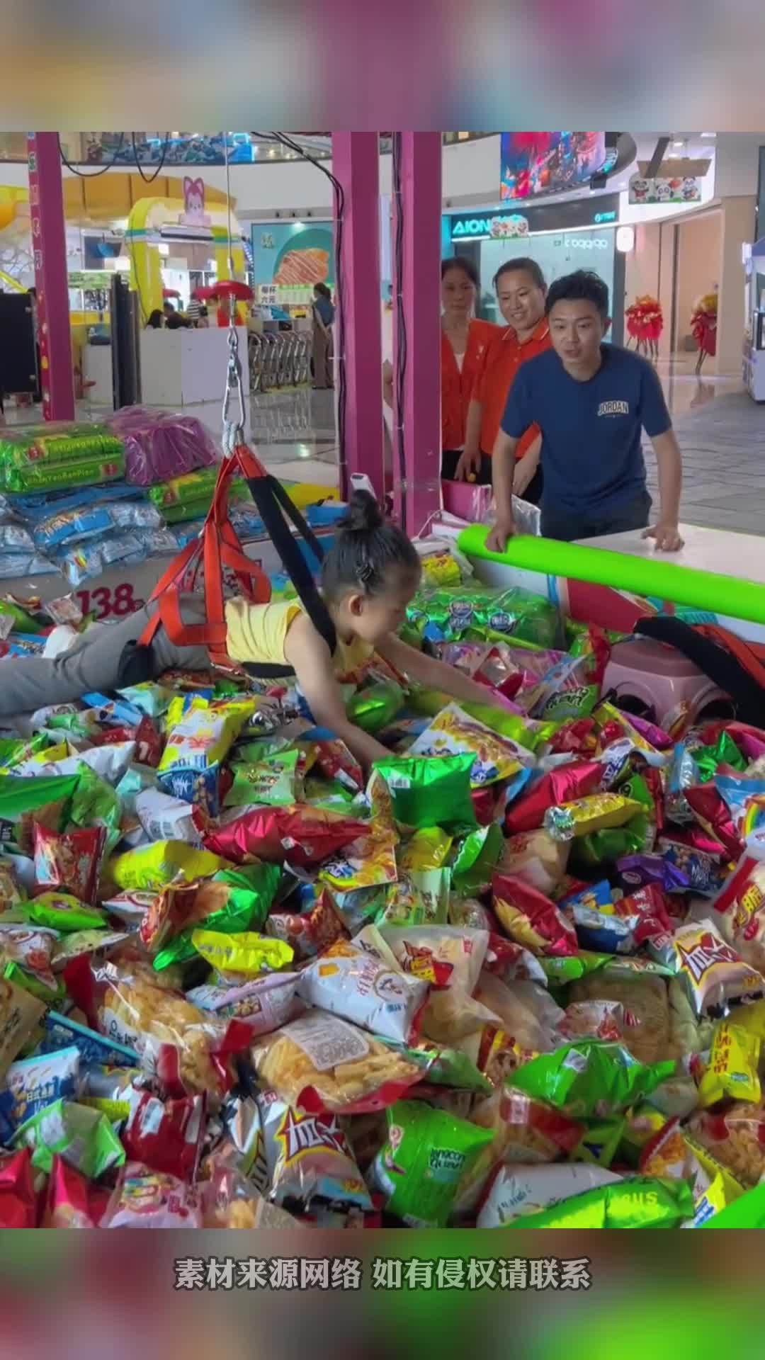 爸爸指导女儿玩游戏,没想到爸爸也不过如此