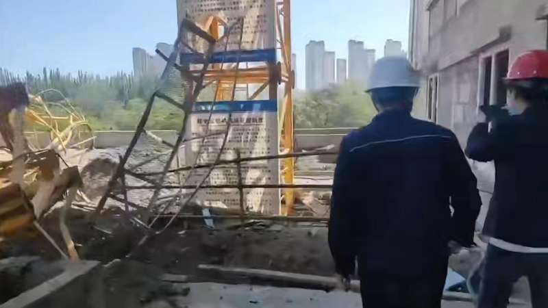 兰州一工地拆除塔吊时4人坠落致3死1伤 事故现场曝光