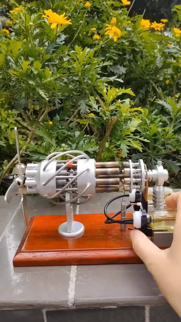 16缸斯特林飞机发动机模型,橱窗上架多款发动机模型