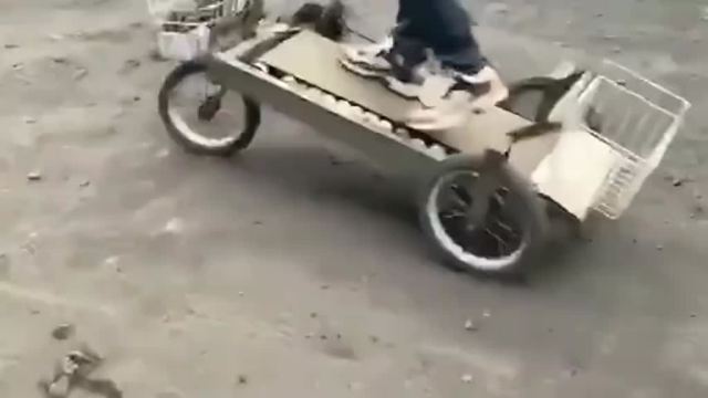 这小伙的发明很有创意,自制的平衡车秀到我了,动手能力让人佩服