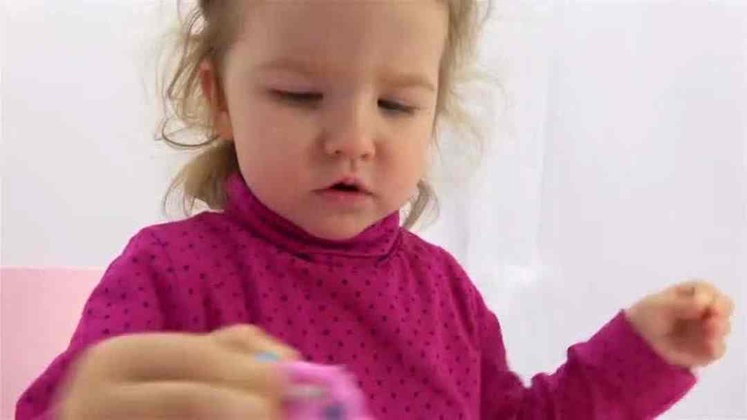 小萝莉玩耍回来,显微镜看到了好多细菌,消灭它们爱护个人卫生吧