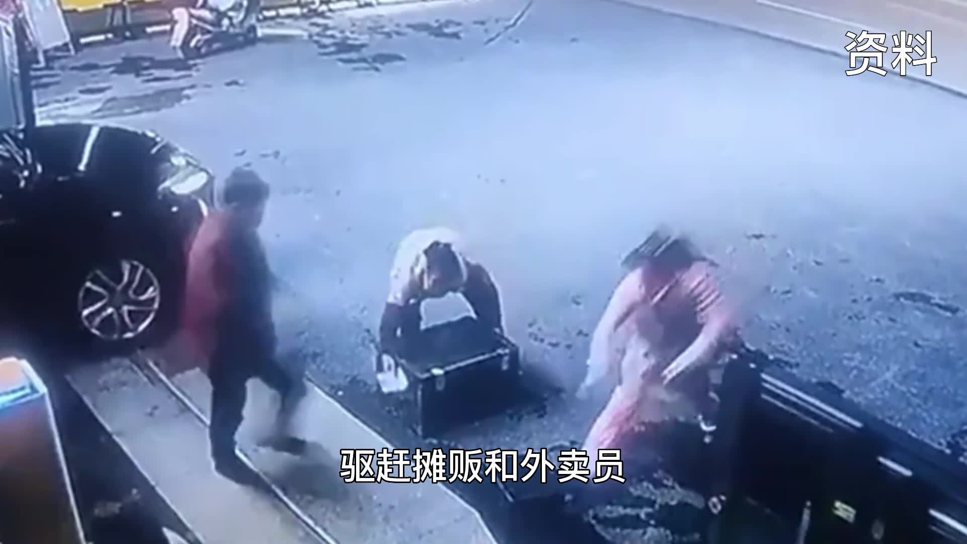 男子在校门口脚踢箱子手摔外卖驱赶摊贩,城管执法局:应文明劝离