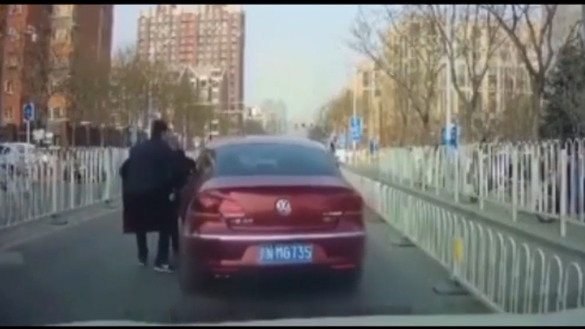 自动挡车型下车一定要挂P挡拉手刹