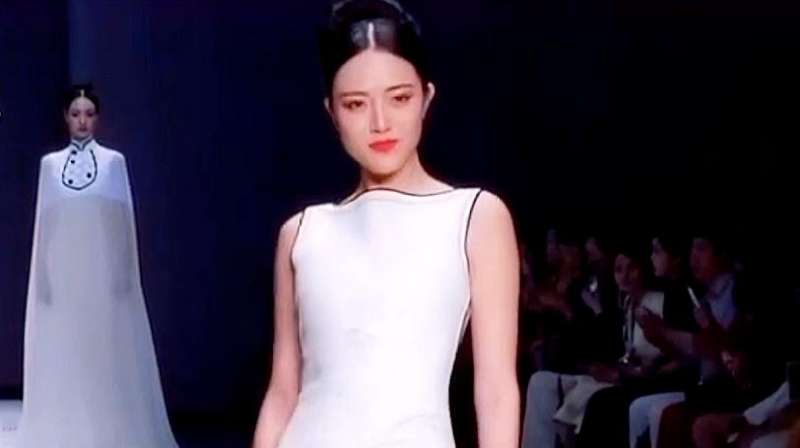 模特们走旗袍秀,这颜值这身材,你确定你能忍住不看吗?
