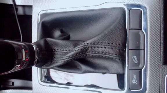 高大上的排挡杆亮条和电子刹车周围亮条。【来自懂车帝车友圈】