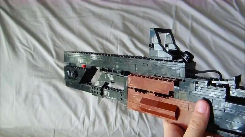 近距离欣赏,乐高版AKM自动步枪,配备激光瞄准器和全息瞄准镜