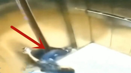男子坐电梯没曾想居然会发生这样的事,监控拍下事故全过程