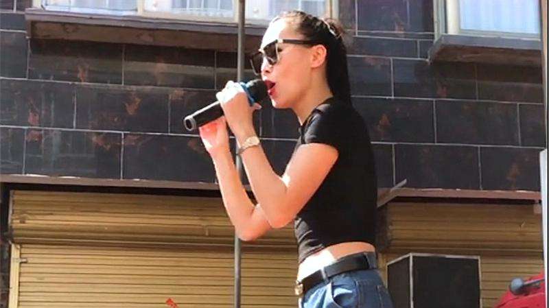 农村妹子舞台演出,唱的歌真动听,果断录下来转发