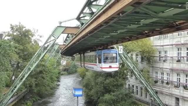 中国第一辆悬挂式单轨列车:离地10米倒挂空中,最多载客500人!