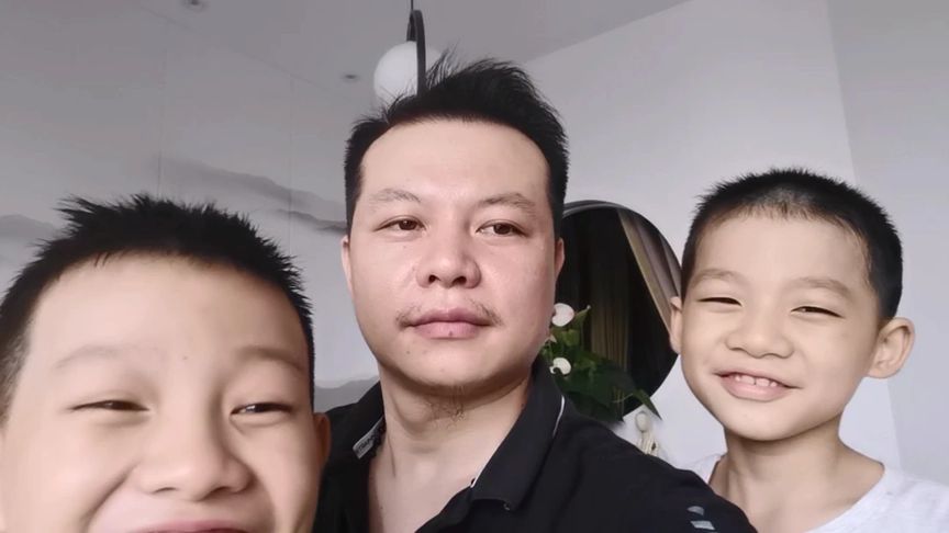 人机对话!两个小公子表演人和计算器的问答!