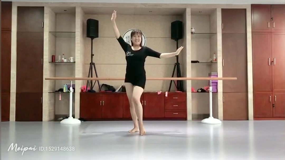 舞曲:小舞蹈风格:基本功组合舞 比较有节奏感的组合舞蹈。简单