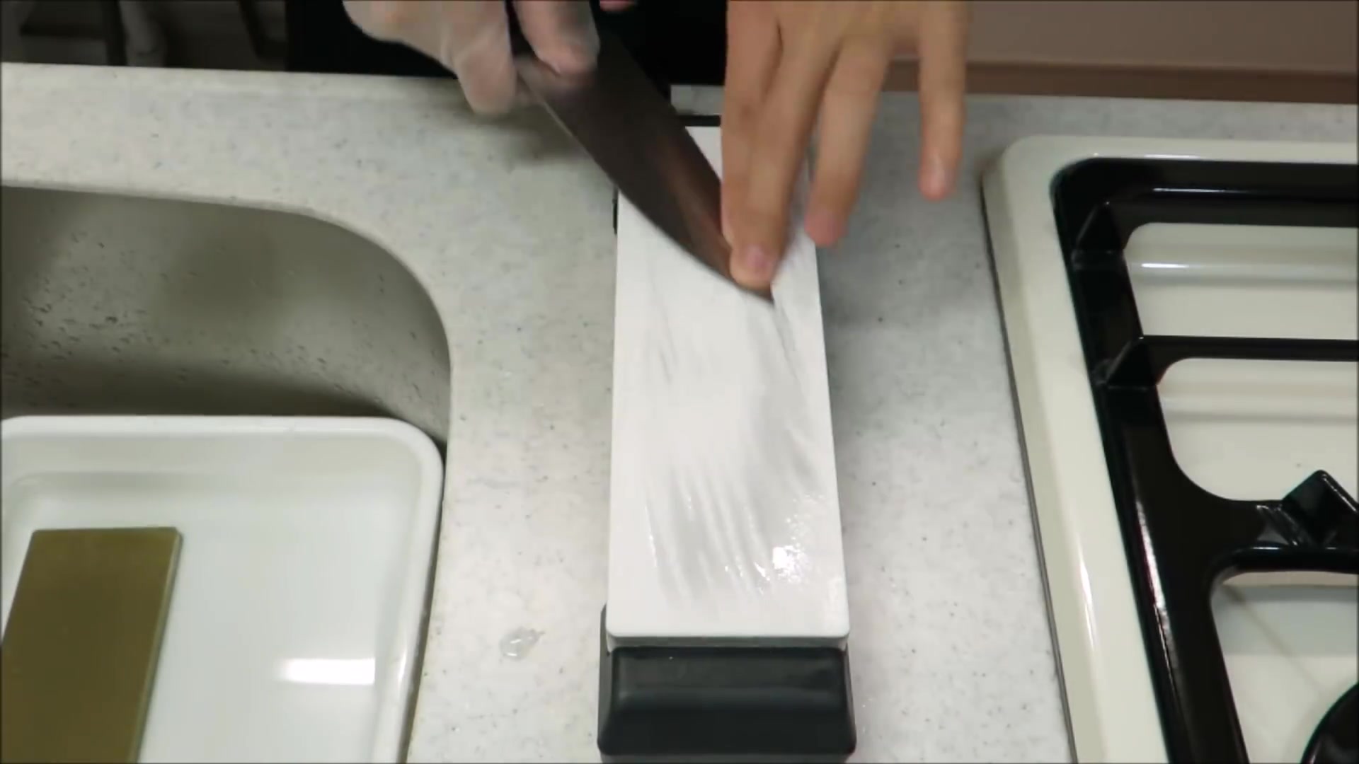 使用300美元的磨刀石打磨一把刀