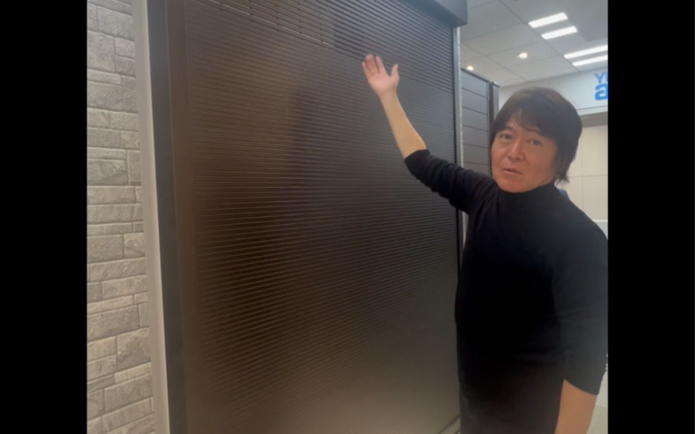 在日本的门窗展厅发现有趣的“通风卷帘门”