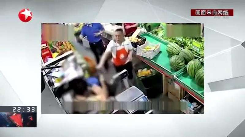 商户砍伤城管 为何引发“正当防卫”争议?重庆一城管队员追打女店主...