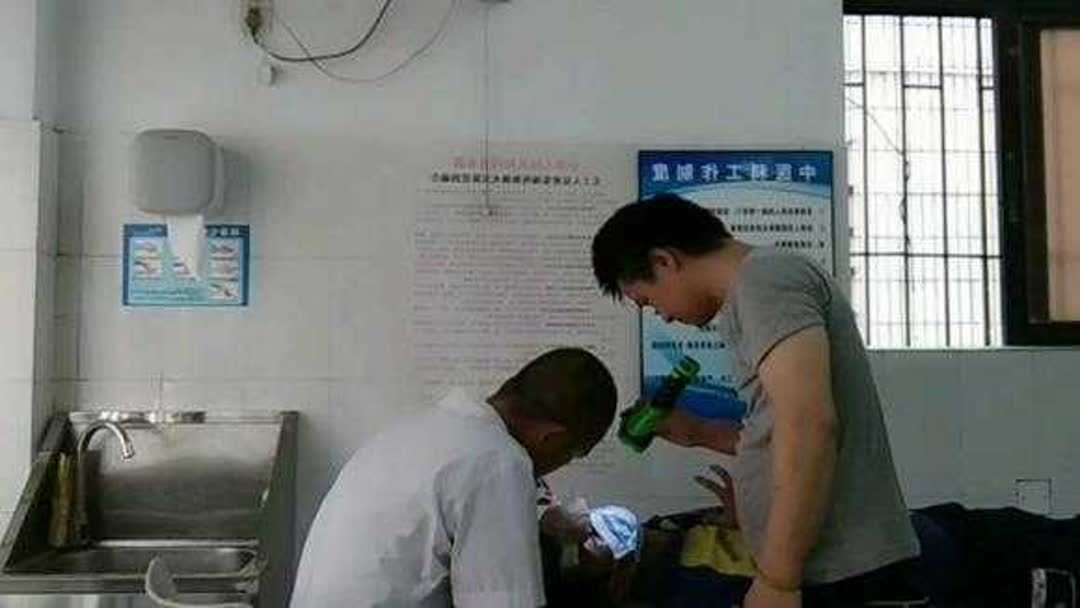 铁砂打到眼珠上,医生一分钟取出来,收费180元,患者为医生点赞