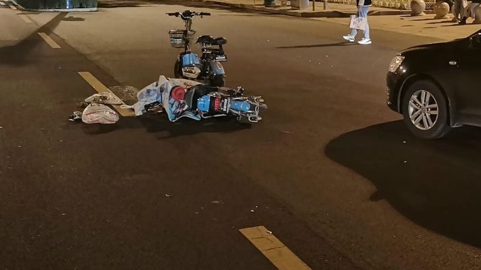 震惊!当街撞翻二年级小学生!