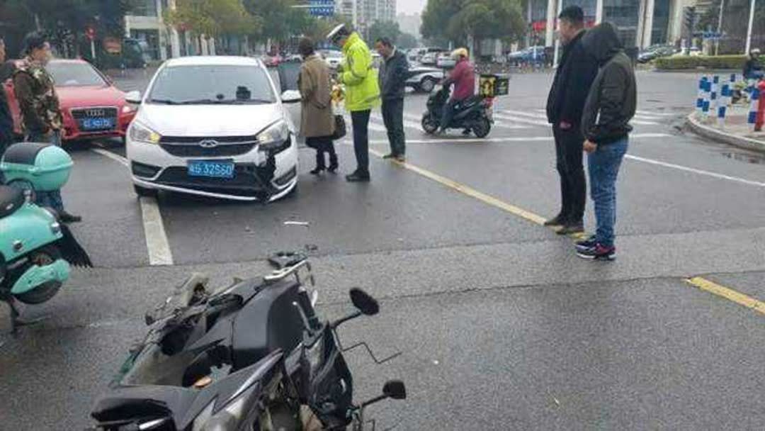 电动车追尾汽车,当事人当场死亡,交警判罚引热议,车主:造孽啊