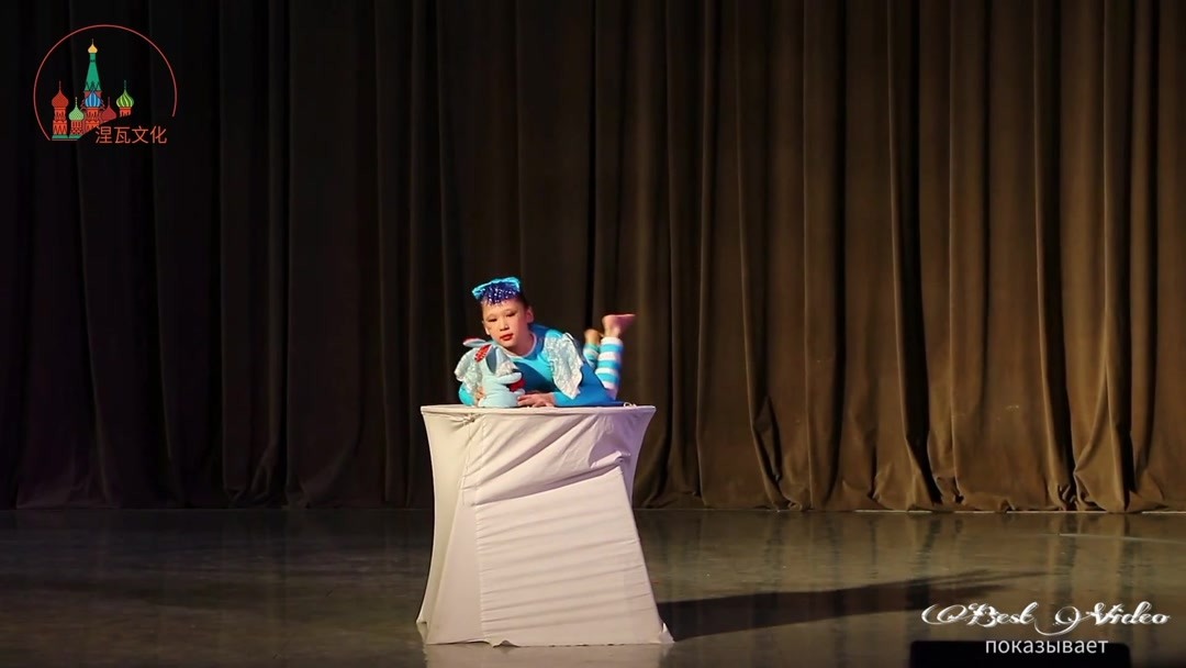 蓝衣小女孩拿玩偶表演柔术 高难度姿势让人赞叹