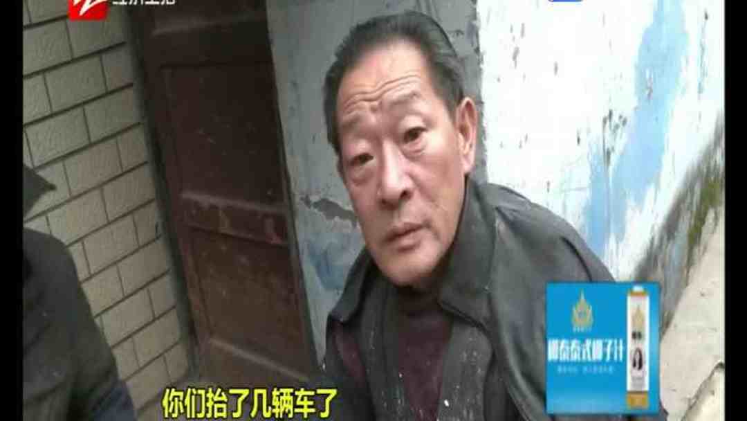 汽车陷入窨井盖 竟有人坐等抬车挣钱