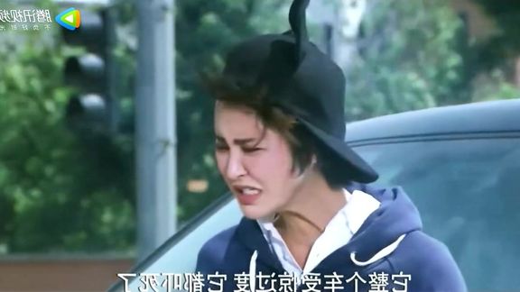 路虎撞上五菱之光,面包车面无全非