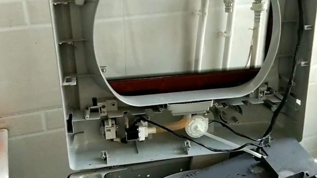 全自动洗衣机一开就哗哗的漏水,是哪儿坏了?看完视频你也会修