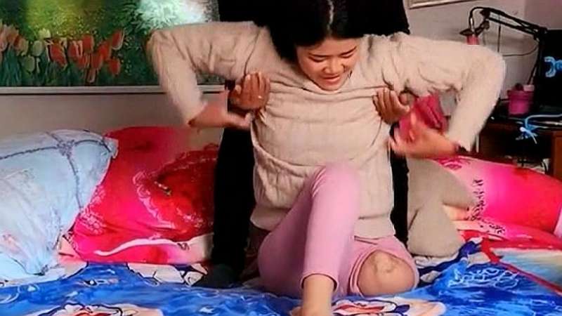 残疾女孩左腿被截肢,接下来一幕,看得我都心疼了!