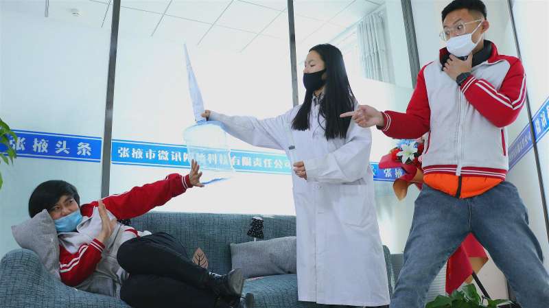 学生要打三天针,学生要求一次打完,没想老师用巨型针管打针