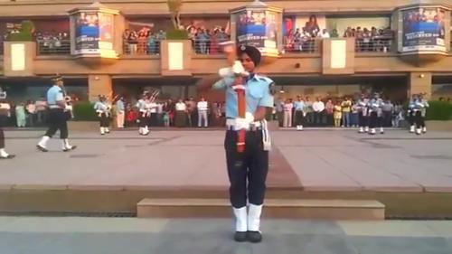 印度士兵展示转枪,犹如孙悟空旋转金箍棒,他不会以为这样能挡子弹吧?