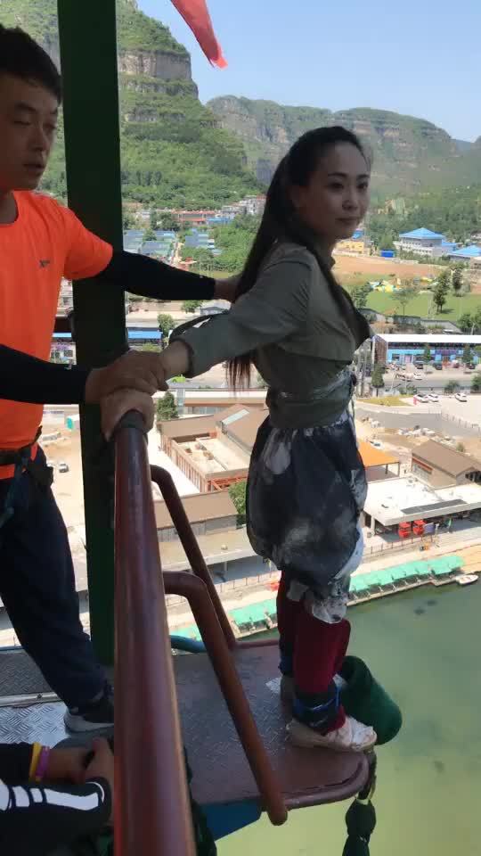 滚烫的馨香淹没过稻草人的胸膛,草扎的精神,从此万寿无疆。