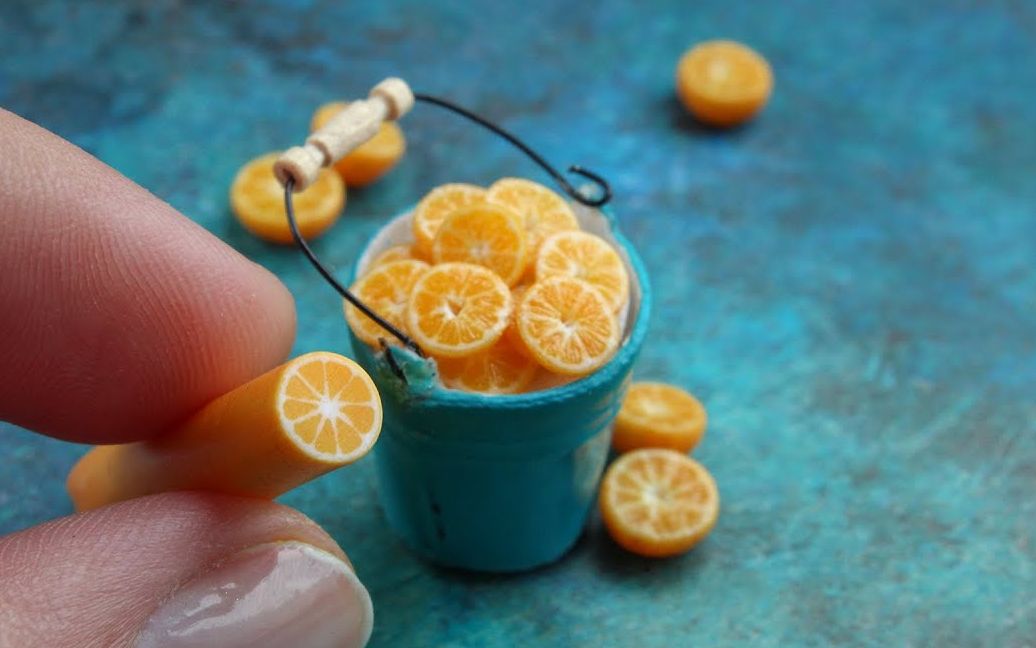 微型现实的橙色手杖。简易聚合物粘土入门教程。软陶