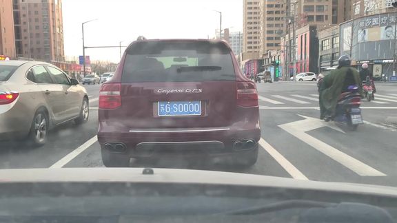 红绿灯起步要快点,不要给后面的车添麻烦!跟着保时捷绝不会堵车
