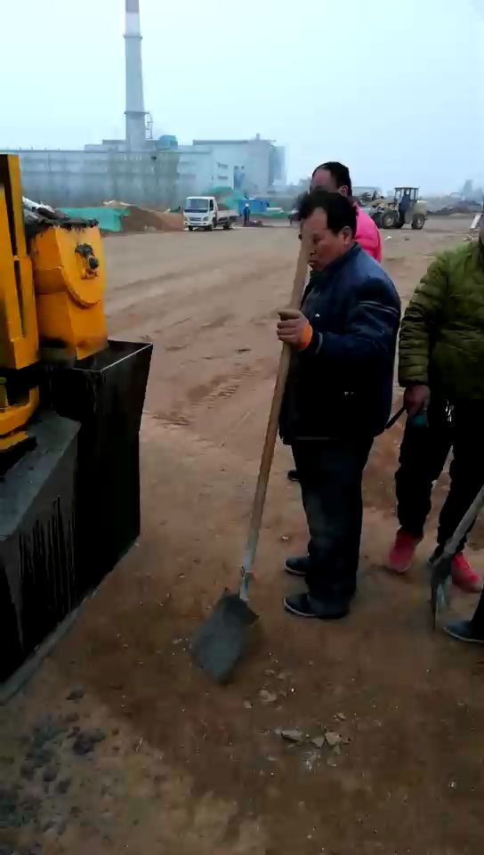 润沃机械路沿石滑膜成型机现场施工 现浇混凝土路沿石滑膜机效果视频