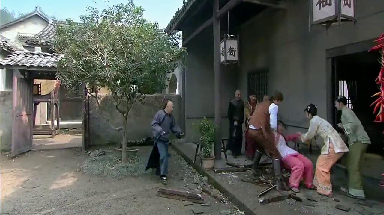 新还珠格格,小燕子修个屋顶,都能把自己摔倒热汤里真惨