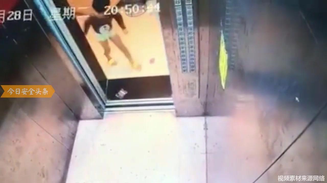 男孩电梯内蹦跳奔跑,电梯骤停被关后崩溃大哭,猛踹电梯门#电梯#电梯...