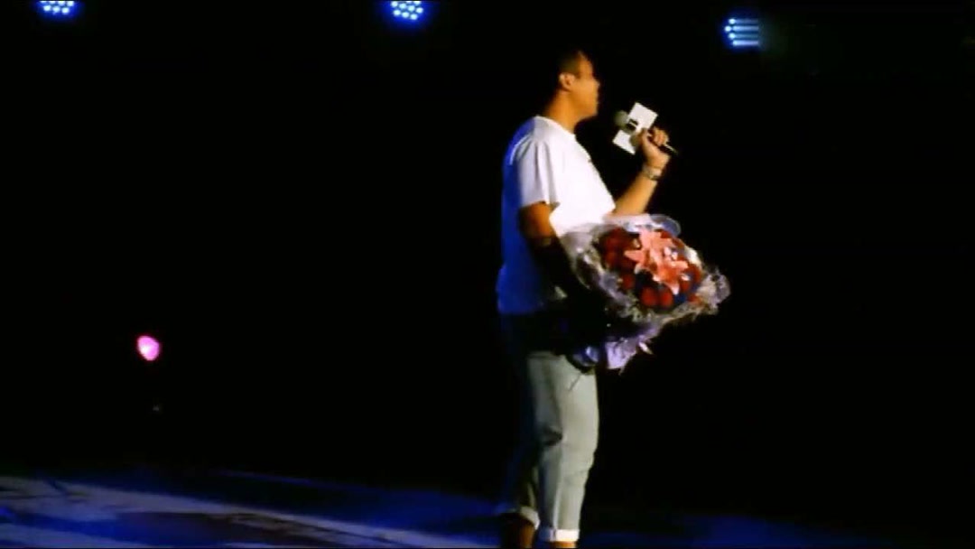 大学毕业晚会,一曲《海阔天空》引发全场观众大合唱