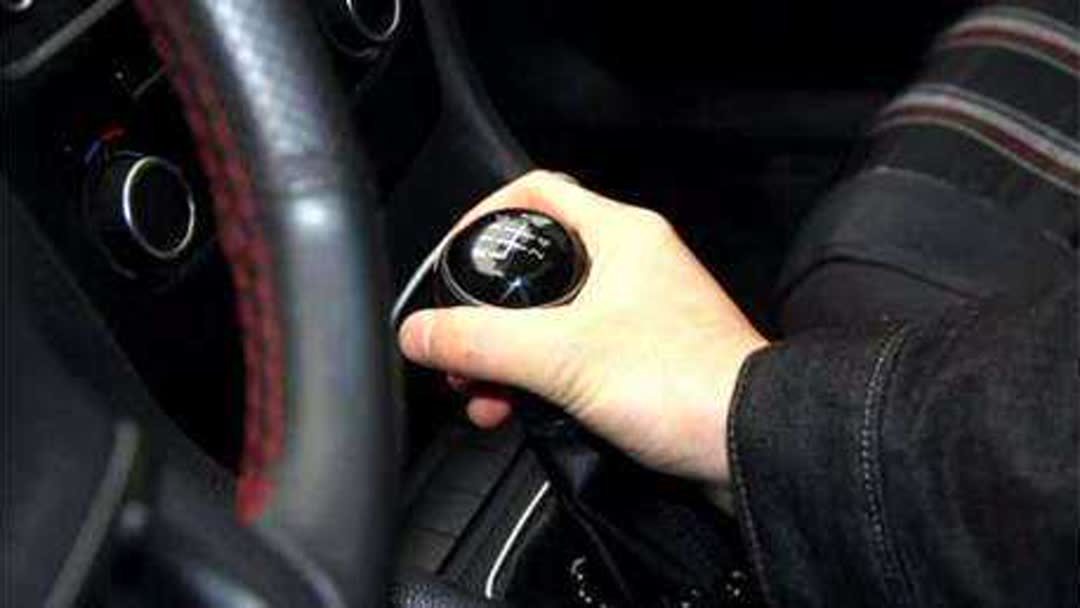 手动挡起步,先踩油门还是先松离合?老司机现场演示,安全不伤车