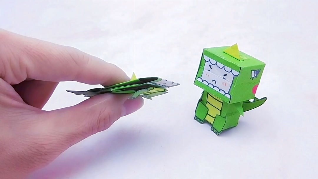 神奇的迷斯拉折纸机关玩具,一压就扁,一松手就变大!