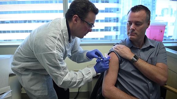 美卫生官员:辉瑞与莫德纳疫苗或可预防英国变种新冠病毒