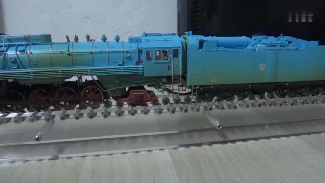 前进蒸汽机车模型在自制的火车模型跑步机的运行视频