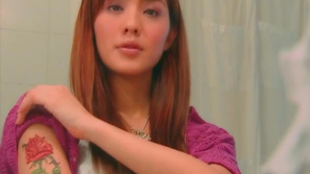 女孩在胳膊上纹了一支玫瑰,没想到玫瑰自己开始生长,逐渐蔓延