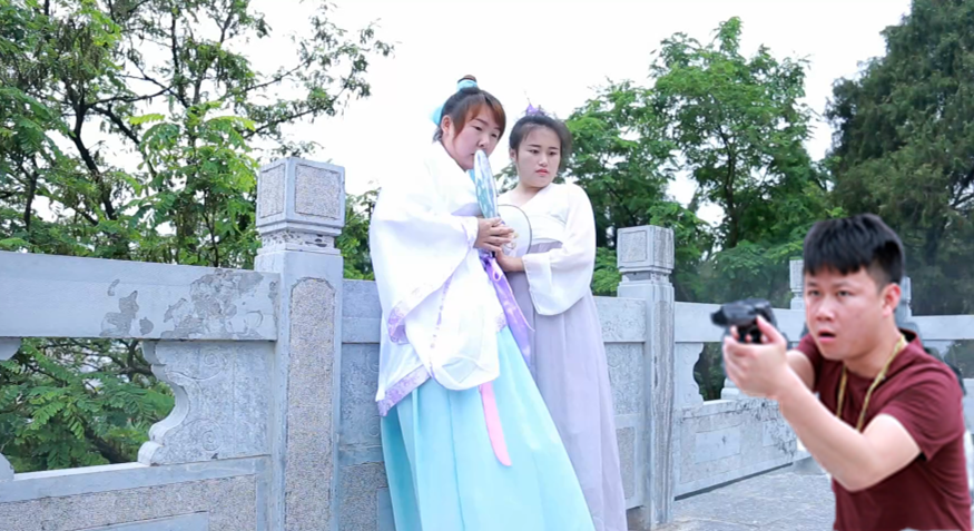 荆门穷小伙被迫去打劫,钱还到手就被两位美女姐姐打倒在地!