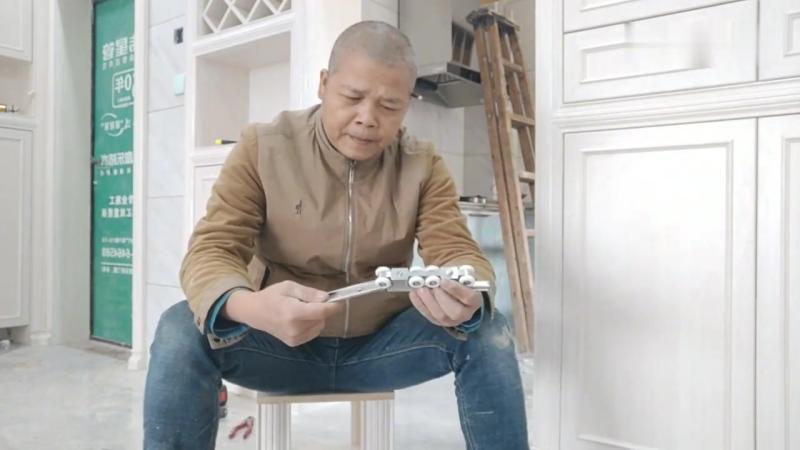 如何安装厨房推拉门,想借鉴的朋友有眼福了,师傅全程分享经验