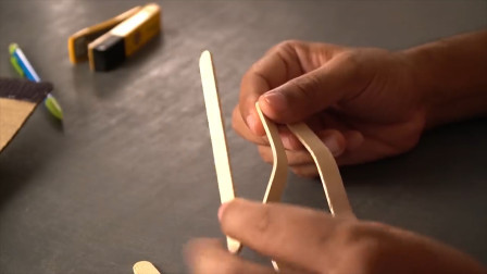 老外手工制作蛛丝发射器,看到发射效果后,瞬间就被圈粉了!