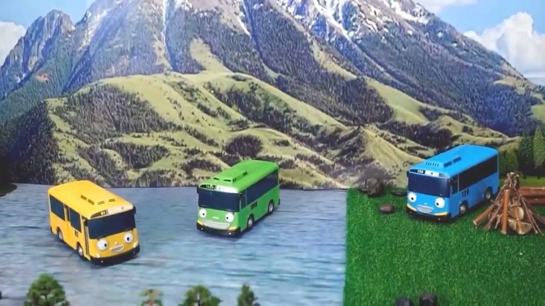 小巴士来喽 第25集 3辆巴士车在湖边玩 鳄鱼怪兽车追赶它们